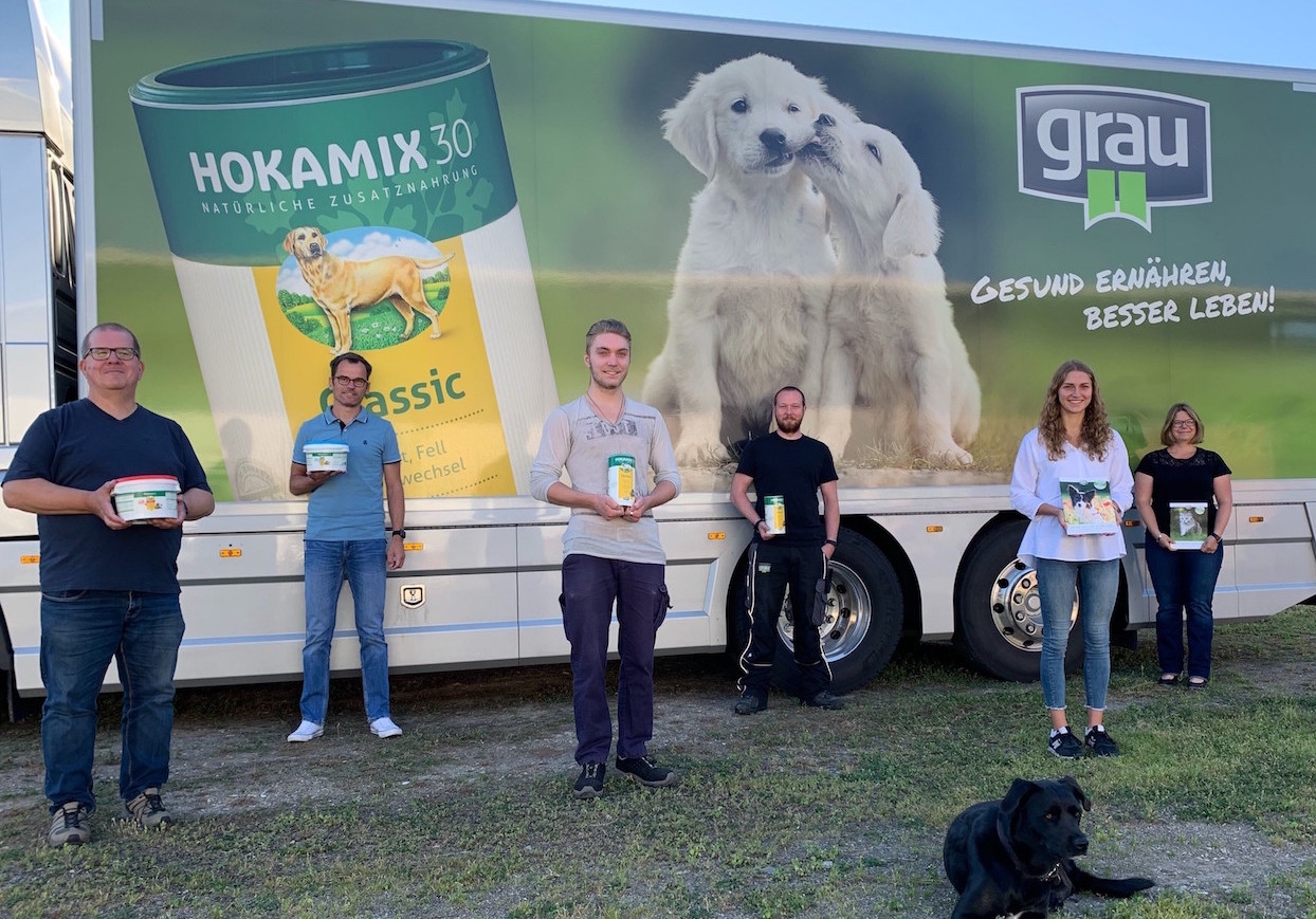 Premiere__Grau bildet erstmals aus