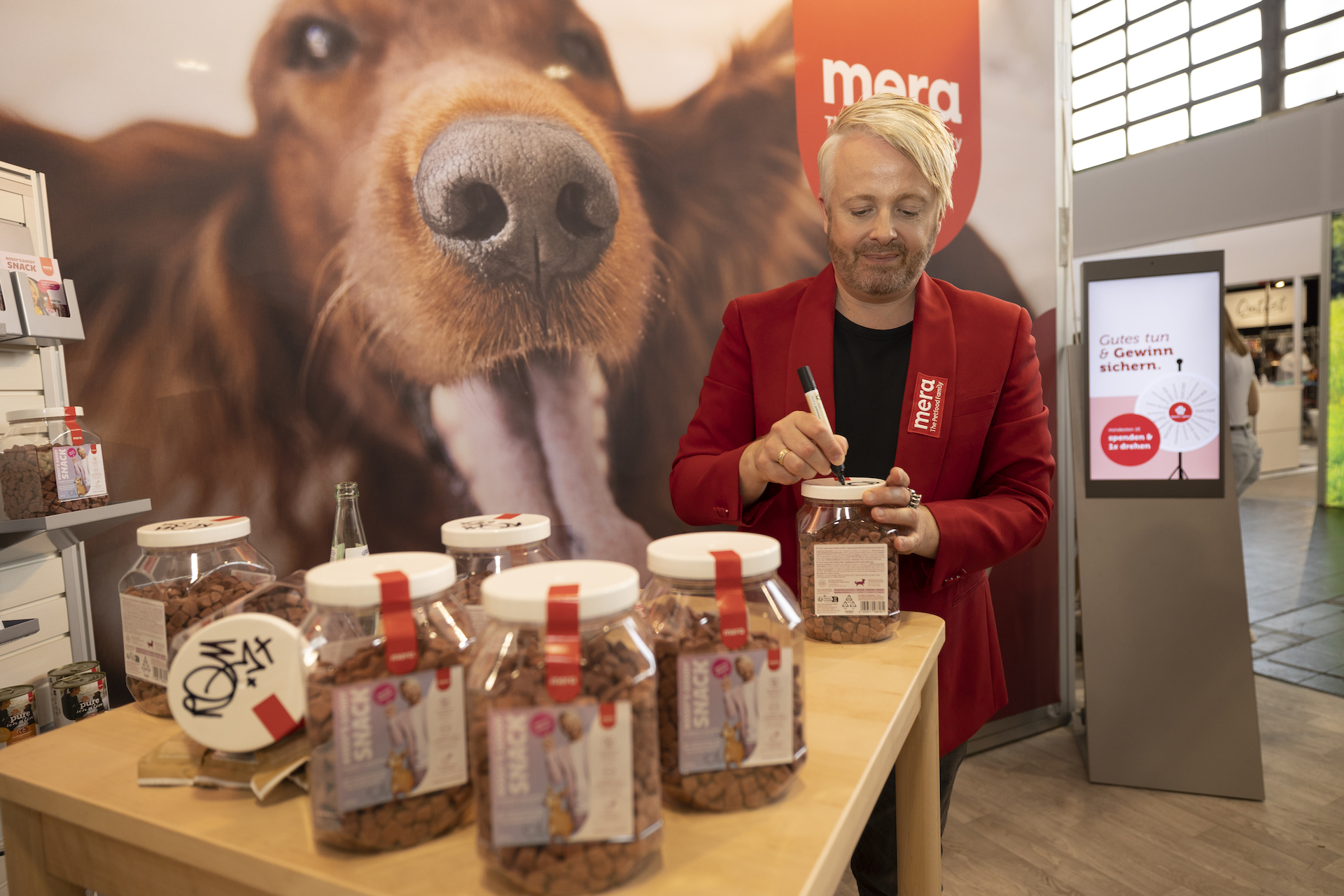 Mera lädt zum „Meet & Greet“__Autogrammstunde mit Ross Antony